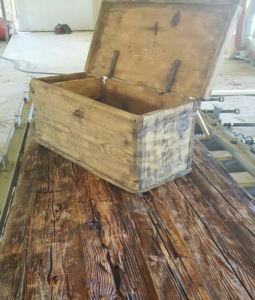 Old wooden chest/crate - 160